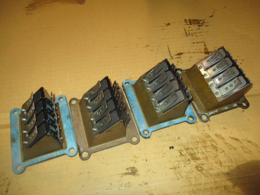 Suzuki DT140 140hp outboard reed valve set (13153-94500) | Strouds Marine