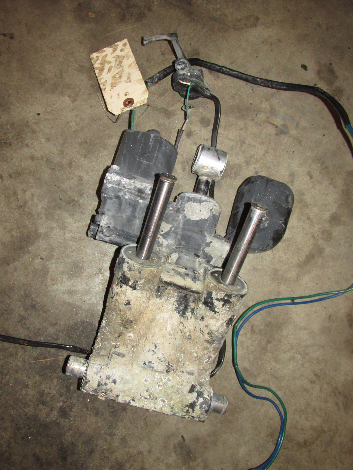 Evinrude Ficht 225hp 2 stroke outboard tilt trim unit — Strouds Marine